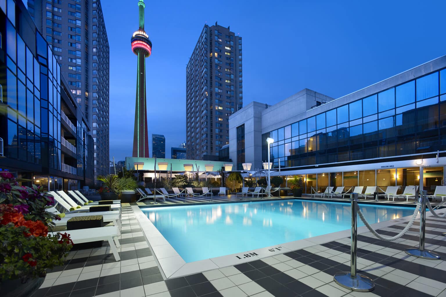 Lakeview Pool Lounge - Downtown Toronto Hotels
